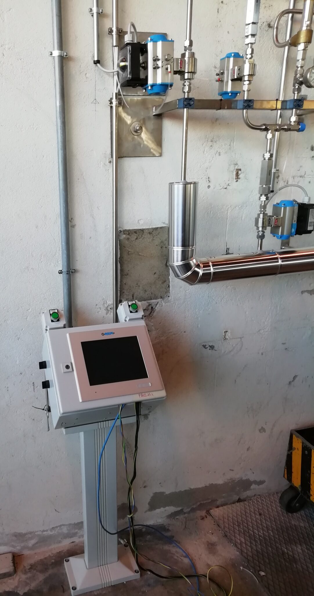 Filling station for packing liquid CO2 and N2O into cylinders and ...